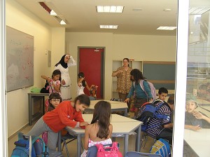 Judiska och arabiska barn studerar tillsammans