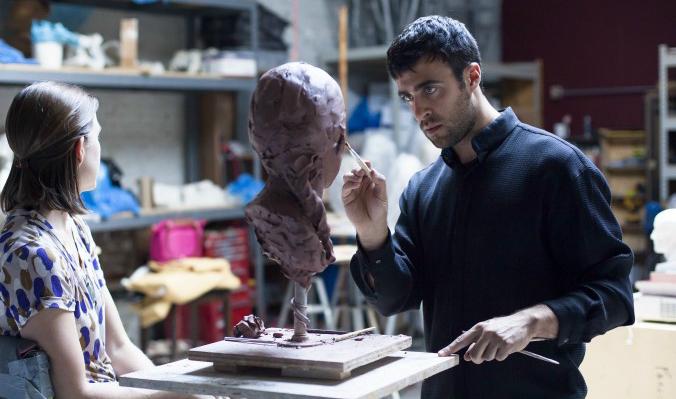 Skulptören Charlie Mostow håller det universellt