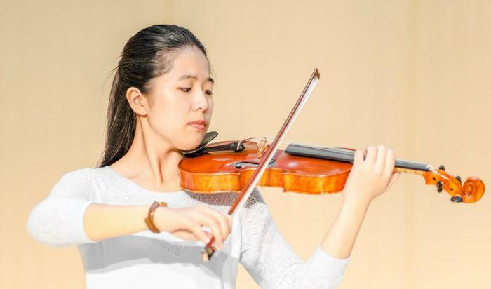 Fiolvirtuosen Fiona Zheng tolkar Zigenarvalsen med hjärta