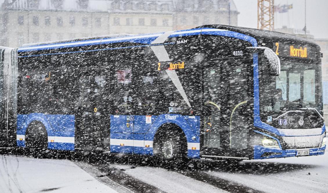 Inställda bussar och strömavbrott efter snön Inställda bussar och strömavbrott efter snön