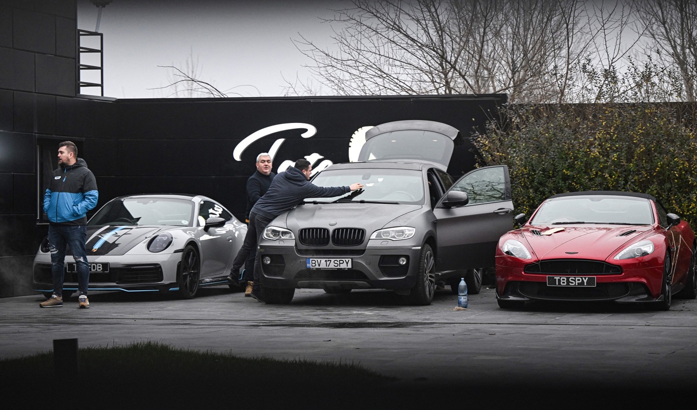 Rumänska myndigheter beslagtog lyxbilar och pengar från Andrew Tate