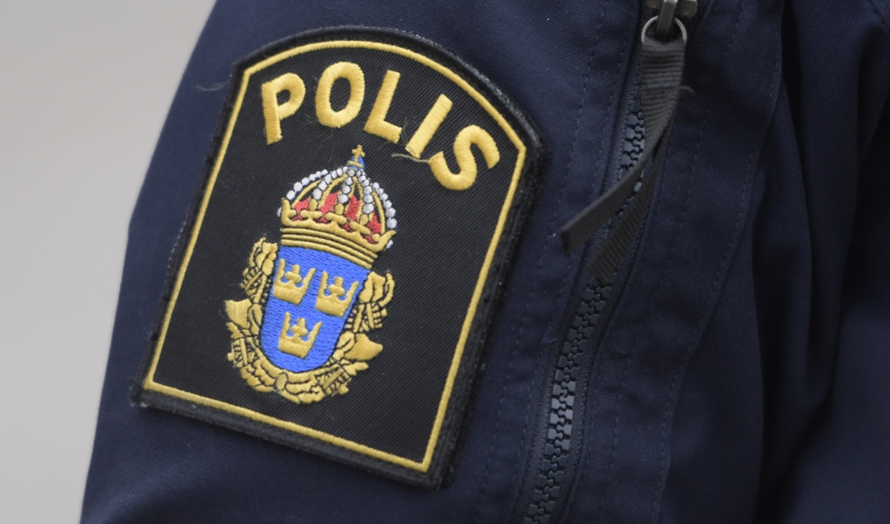 Åtalad polis får behålla jobbet