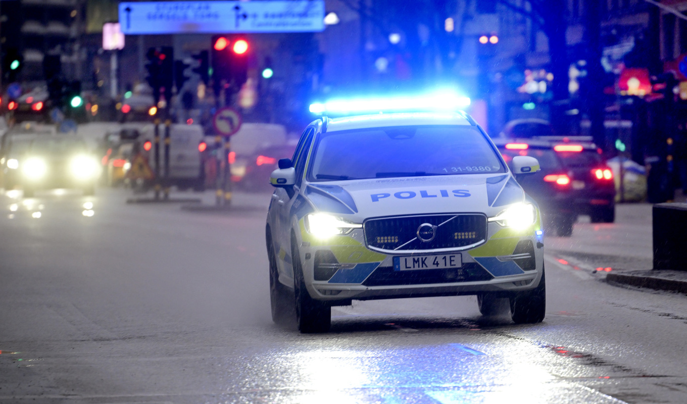 Polisbil körde in i husfasad