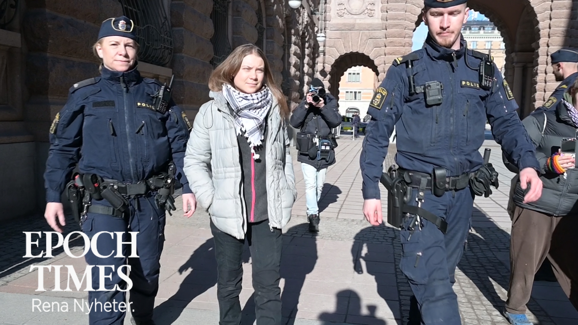 Greta Thunberg bortförd av polis efter demonstration