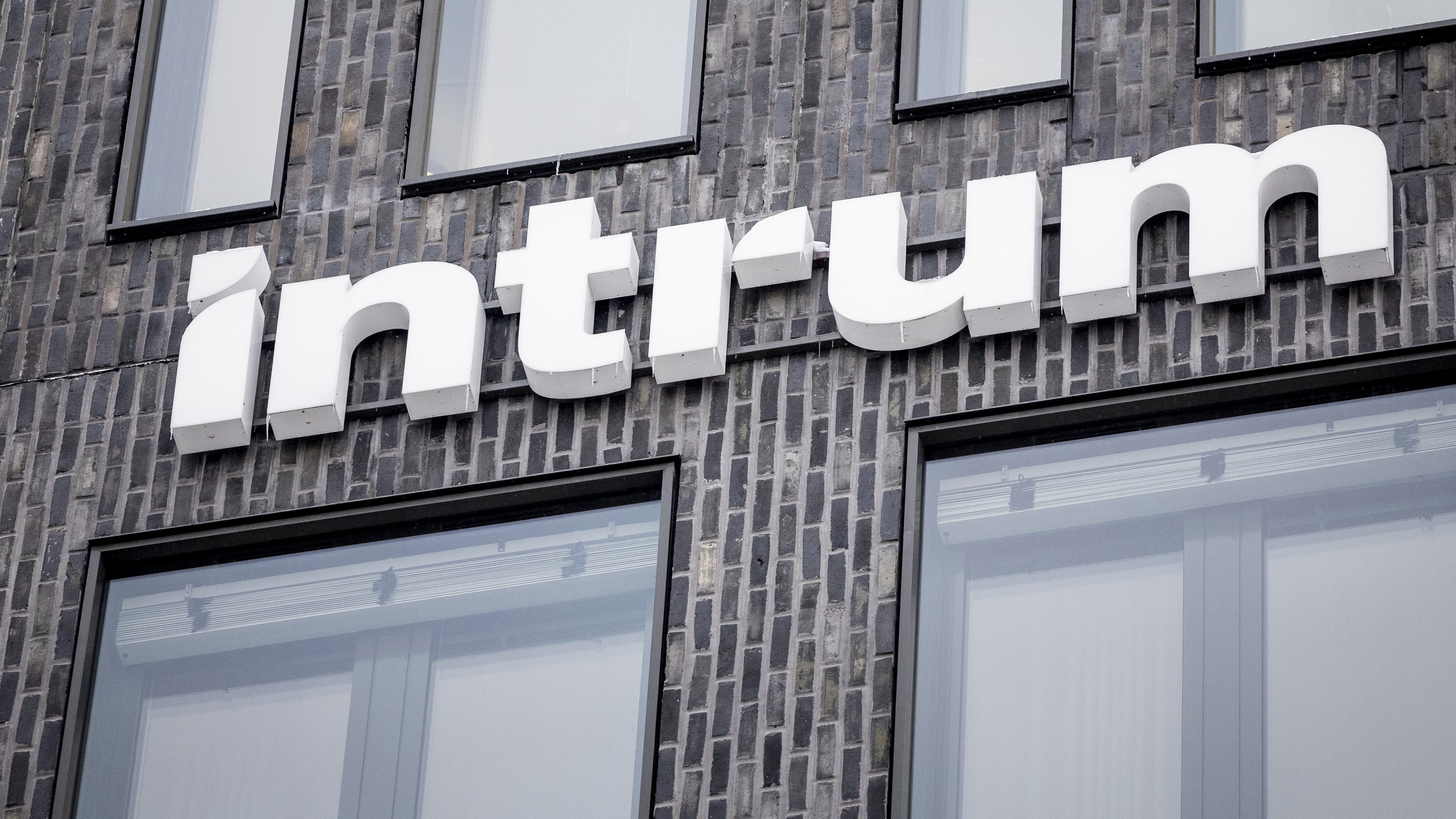 Intrum betar av på skuldberget