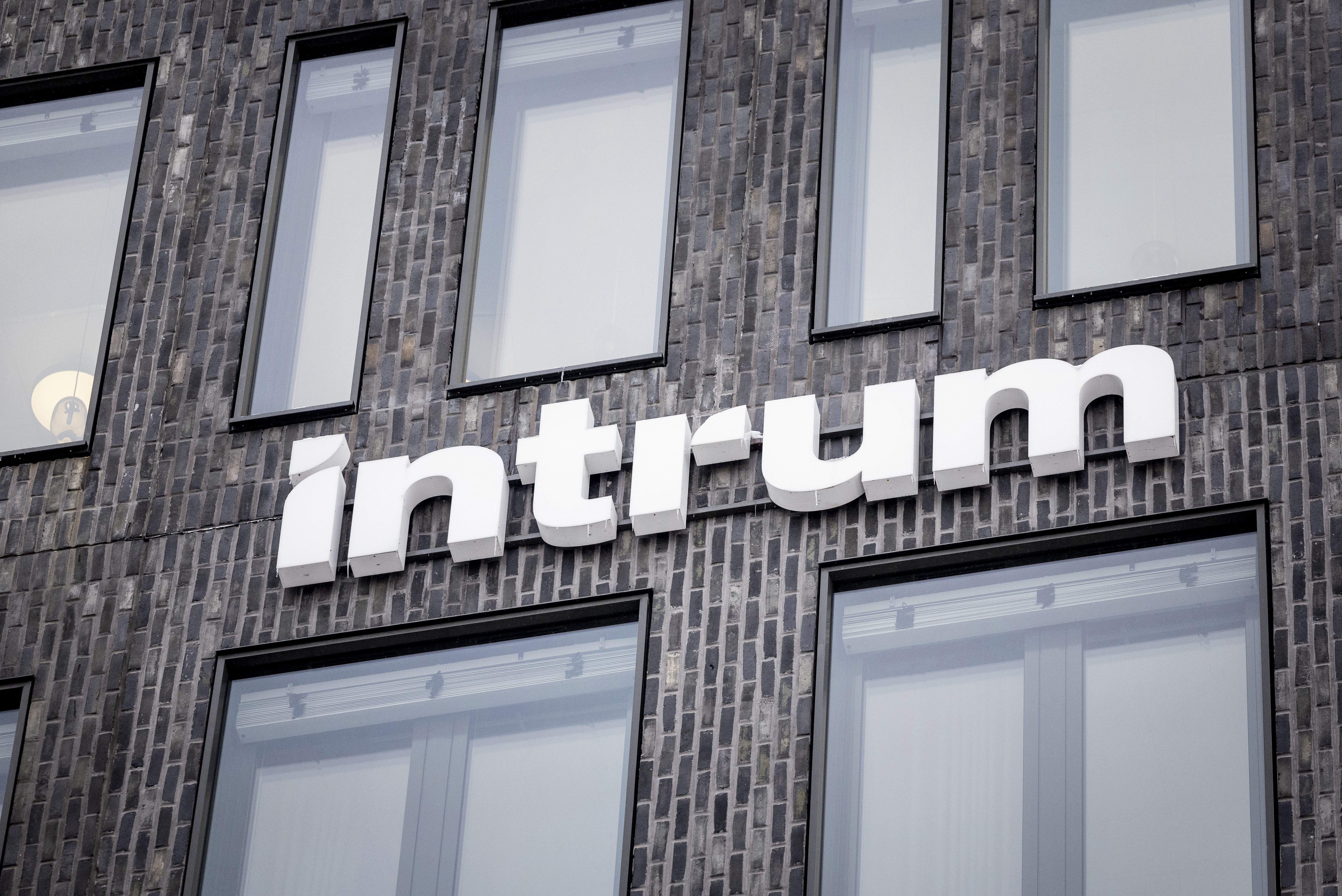 Intrum gör upp om nytt investeringsavtal