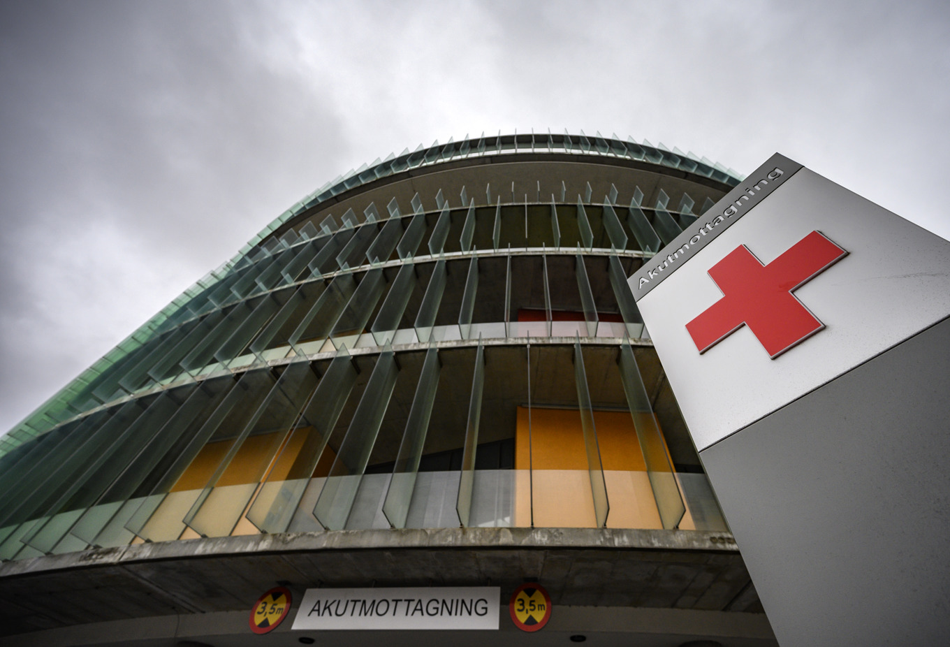 Kvinna föll ner i hisschakt – förd till sjukhus