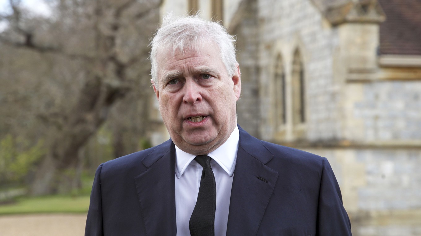 Kinesisk medarbetare till prins Andrew portas från Storbritannien