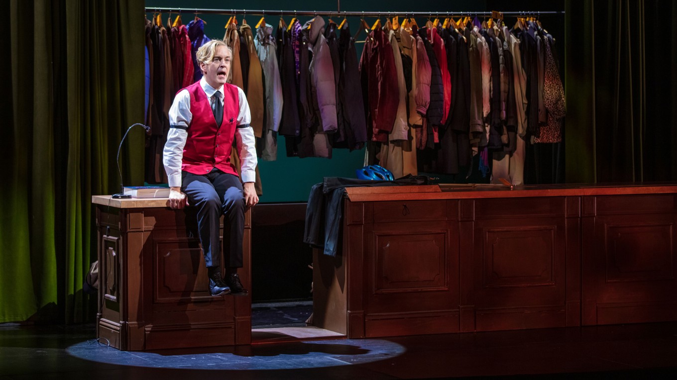 Andreas T. Olsson återvänder med garderobsföreställning