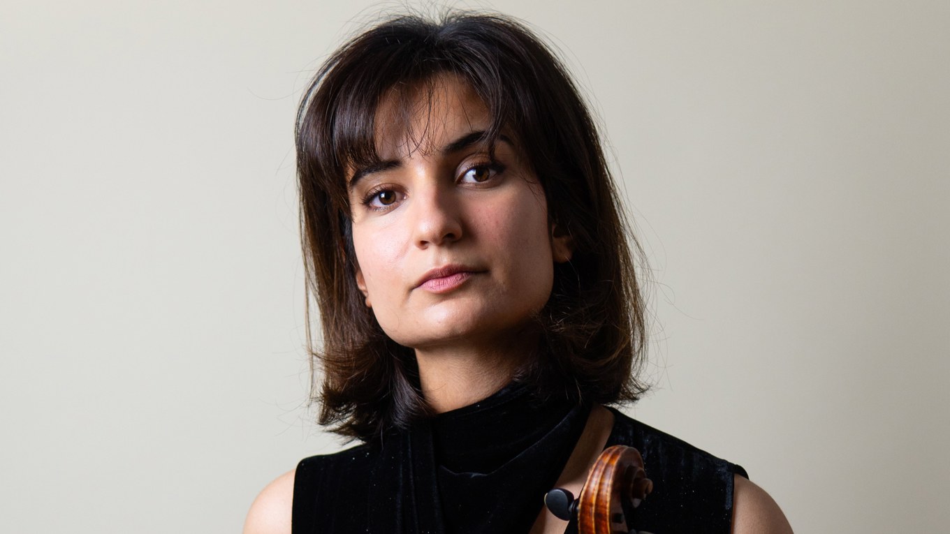 Ava Bahari är solist i Sibelius violinkonsert
