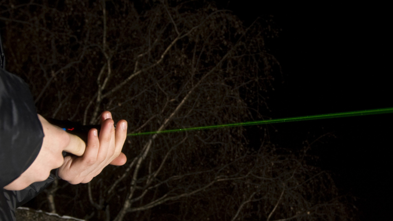 Polishelikopter beskjuten med grön laser