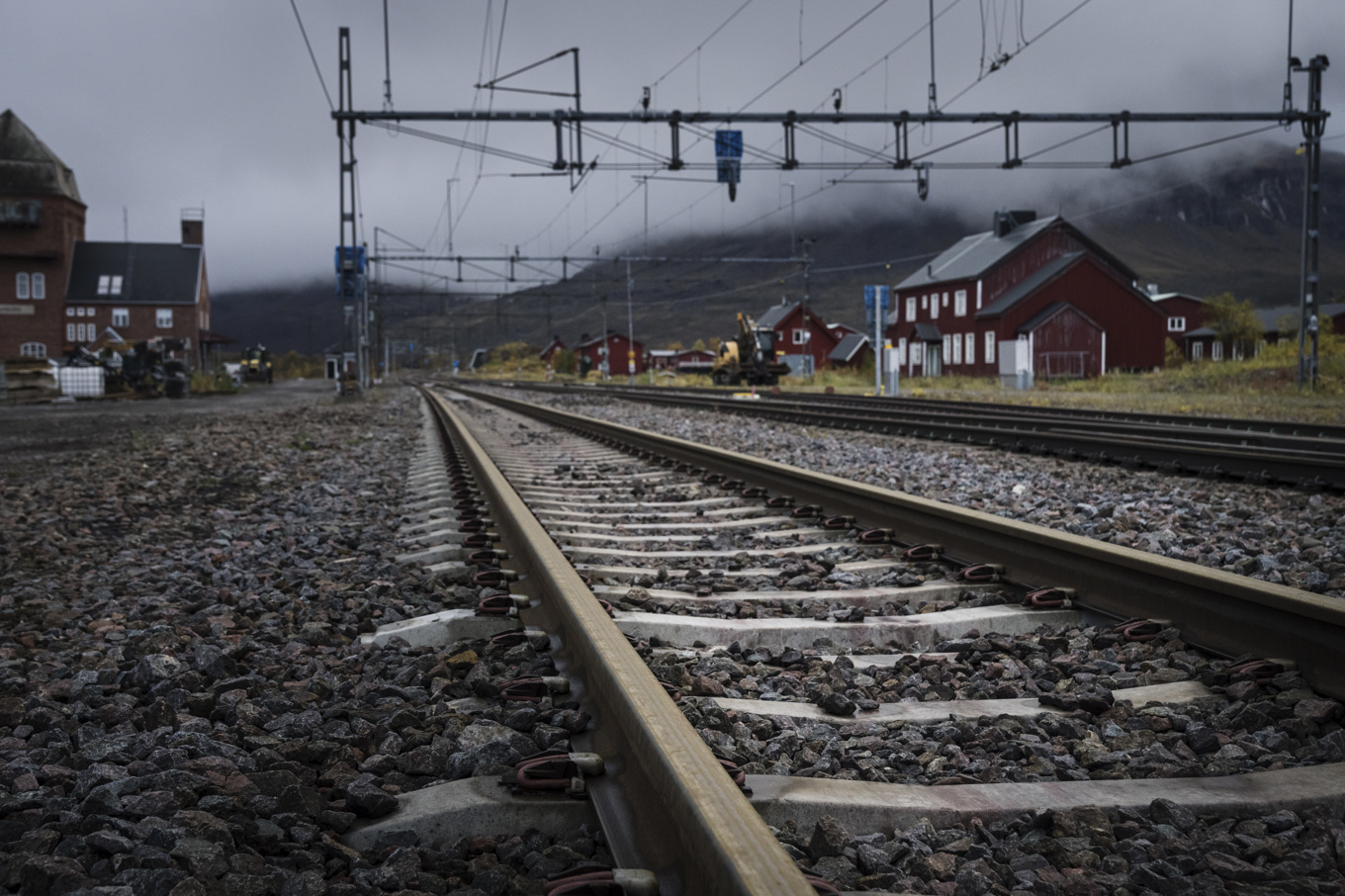 Hål i snöskydd bakom urspårning på Malmbanan