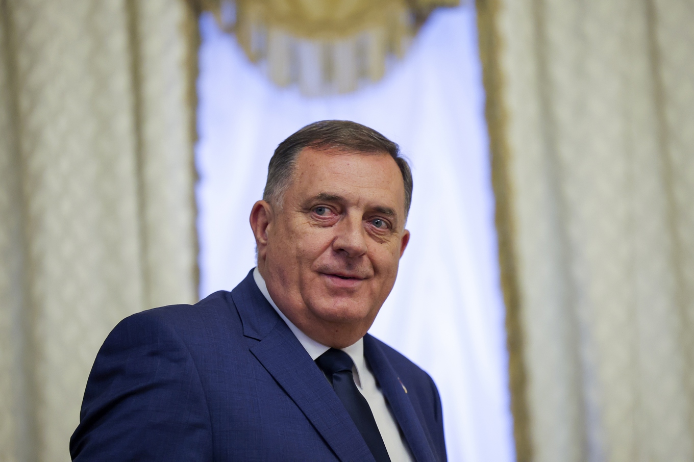 Bosnienserbisk ledare stoppar polis och domstolar