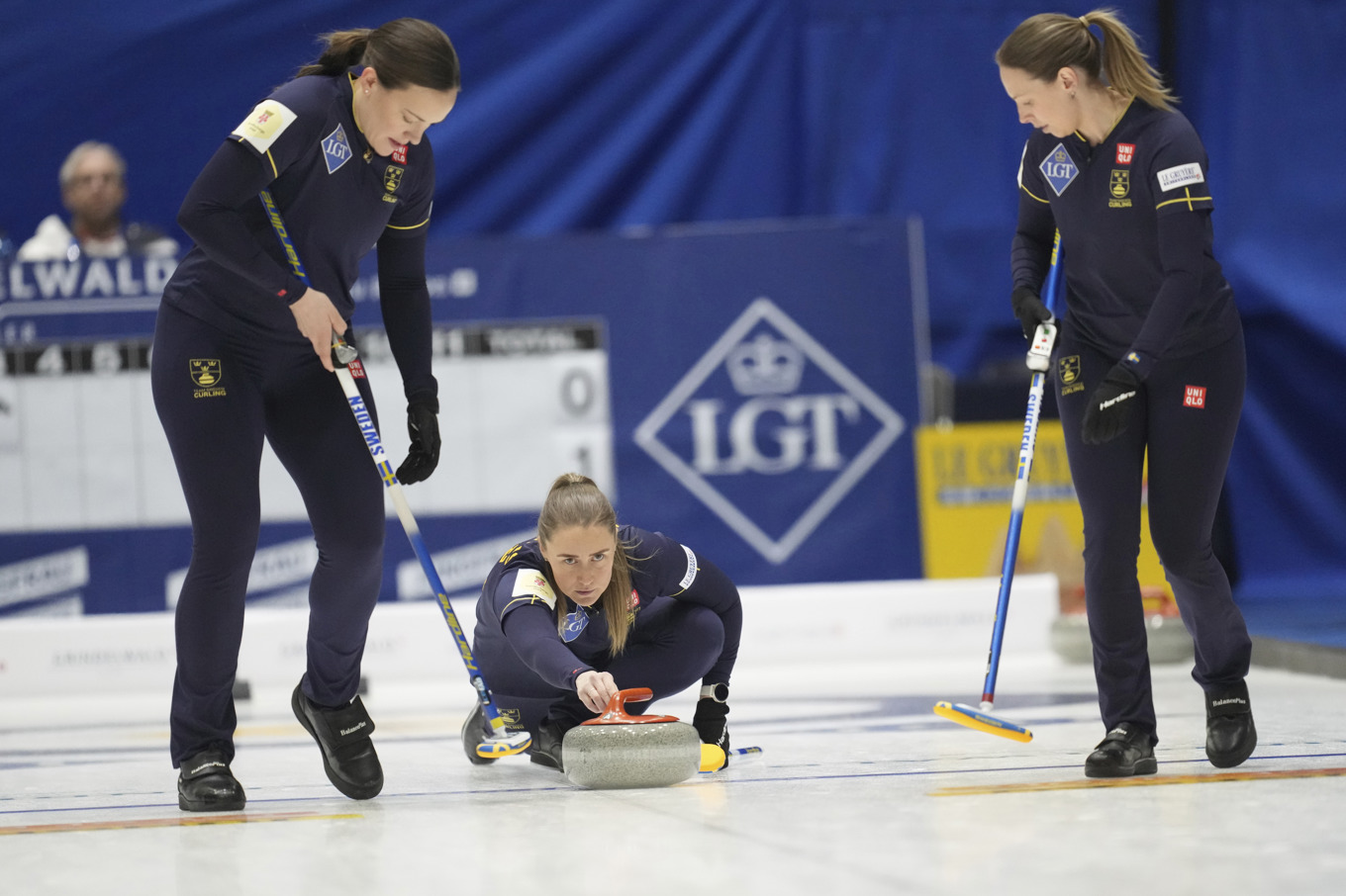Sverige inledde curling-VM med dubbla segrar