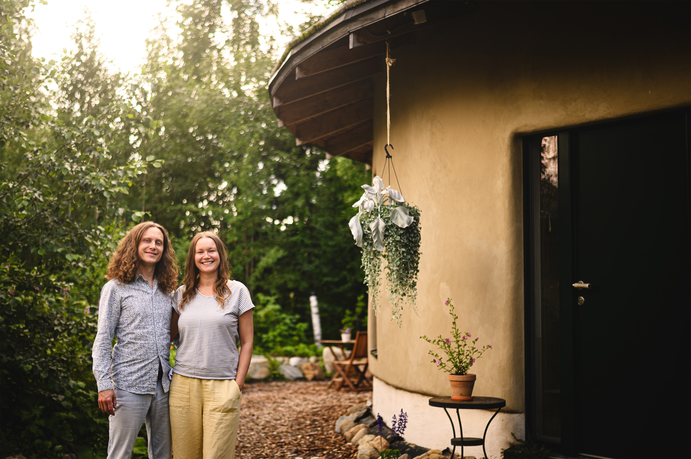 De byggde drömhuset – av halm och lera