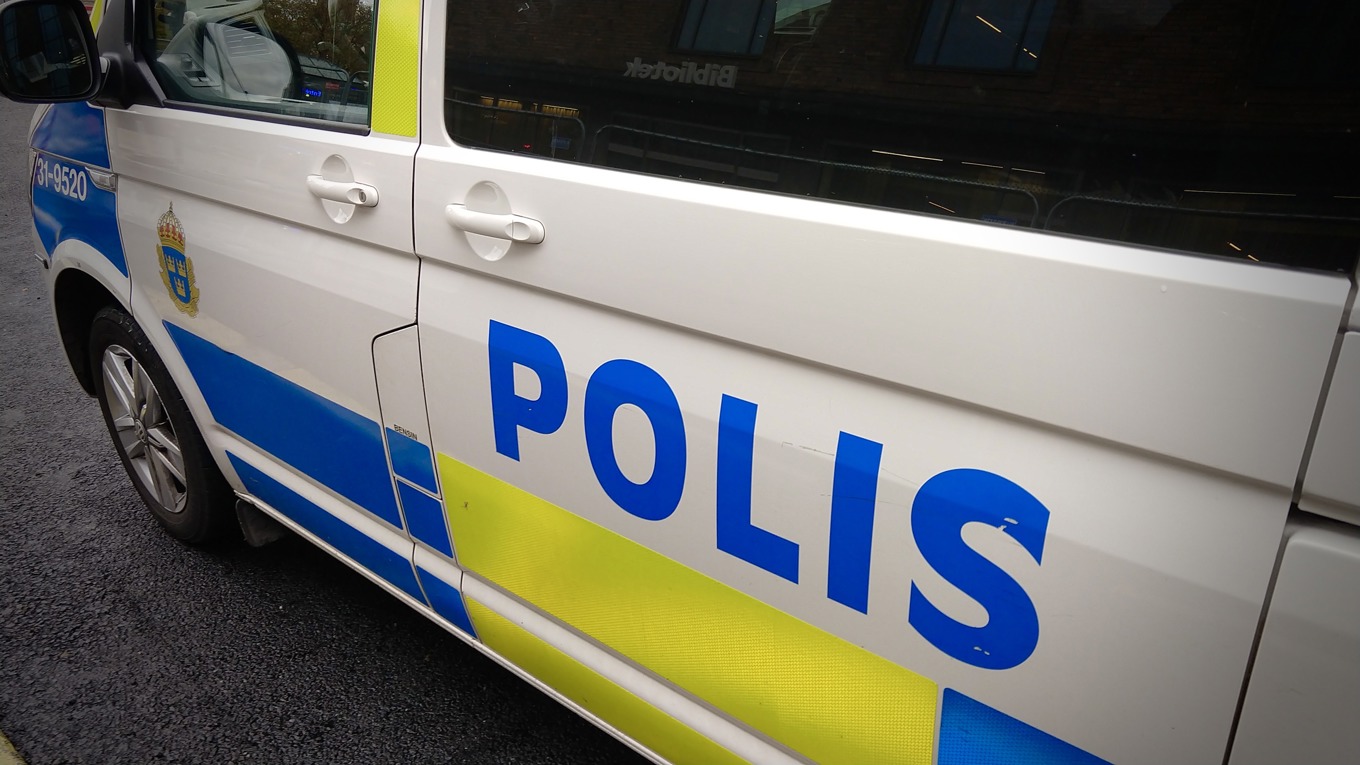 Polisbil sattes i brand i Åstorp