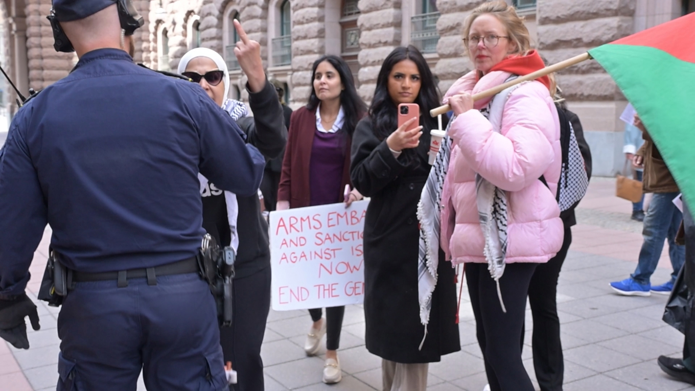 Det som pågår utanför riksdagen är oacceptabelt