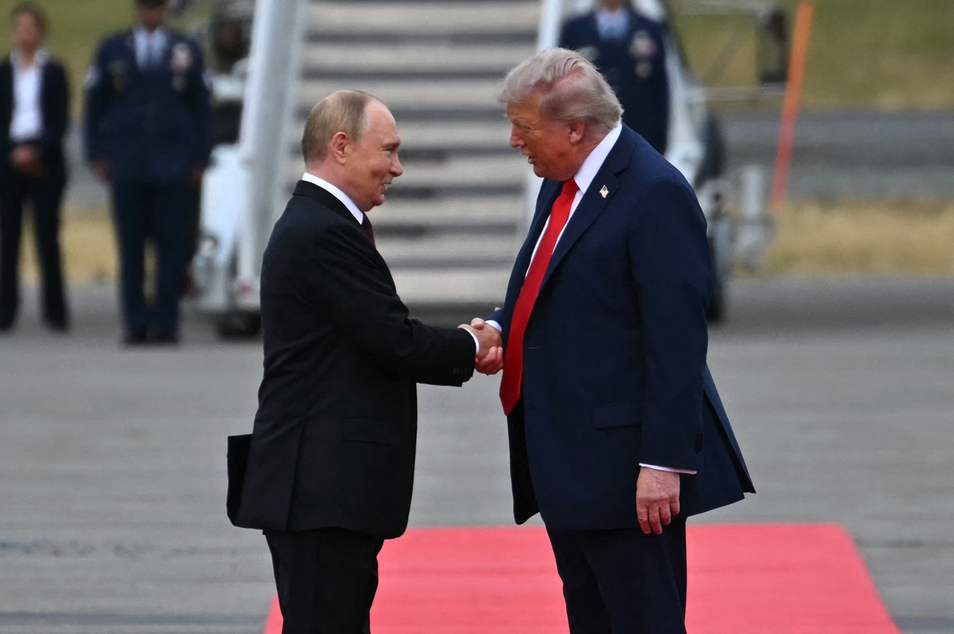 Trump och Putin har inlett möte i Alaska