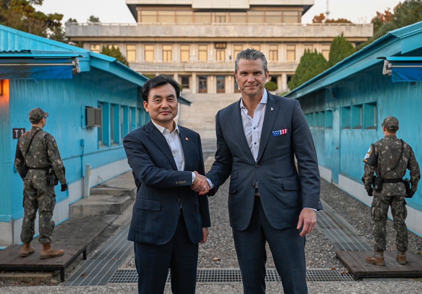 Hegseth vid gränsen mellan Nord- och Sydkorea