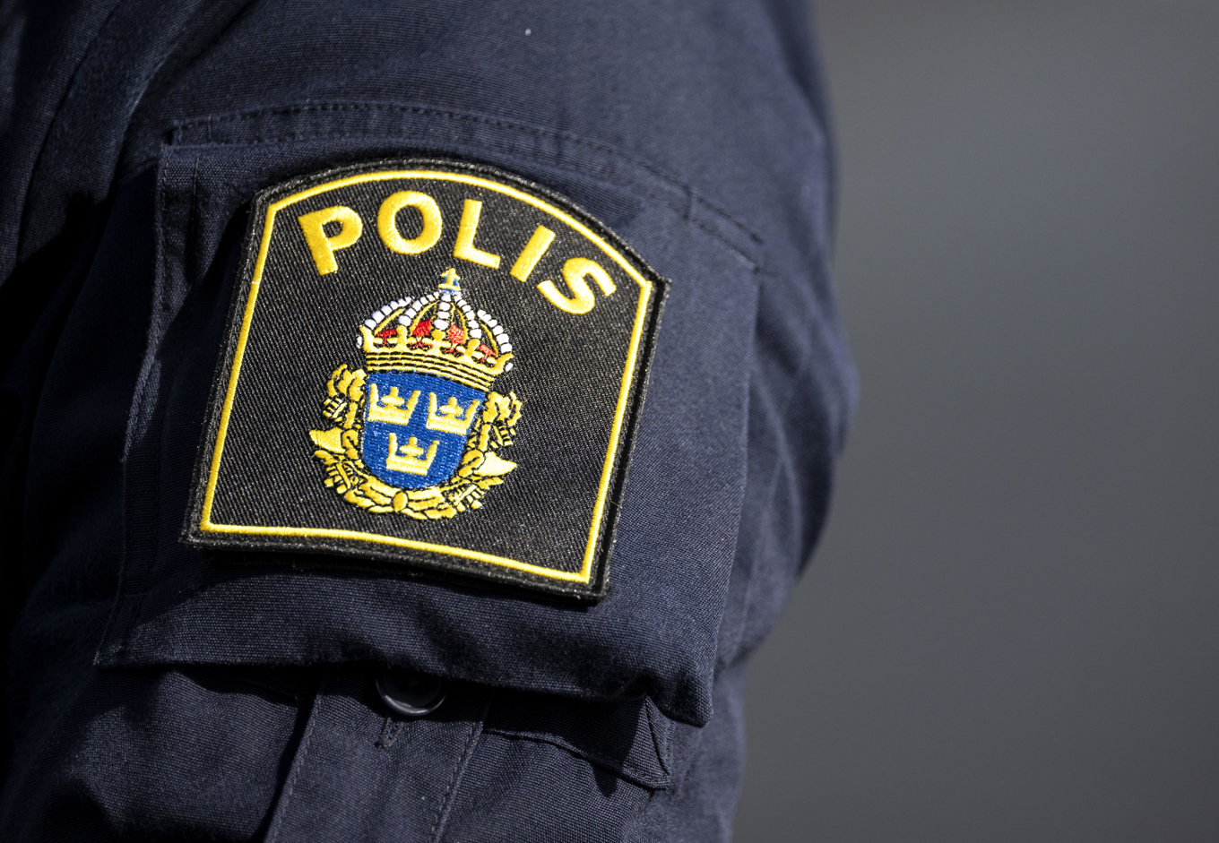 Polis döms för våldtäkt mot barn