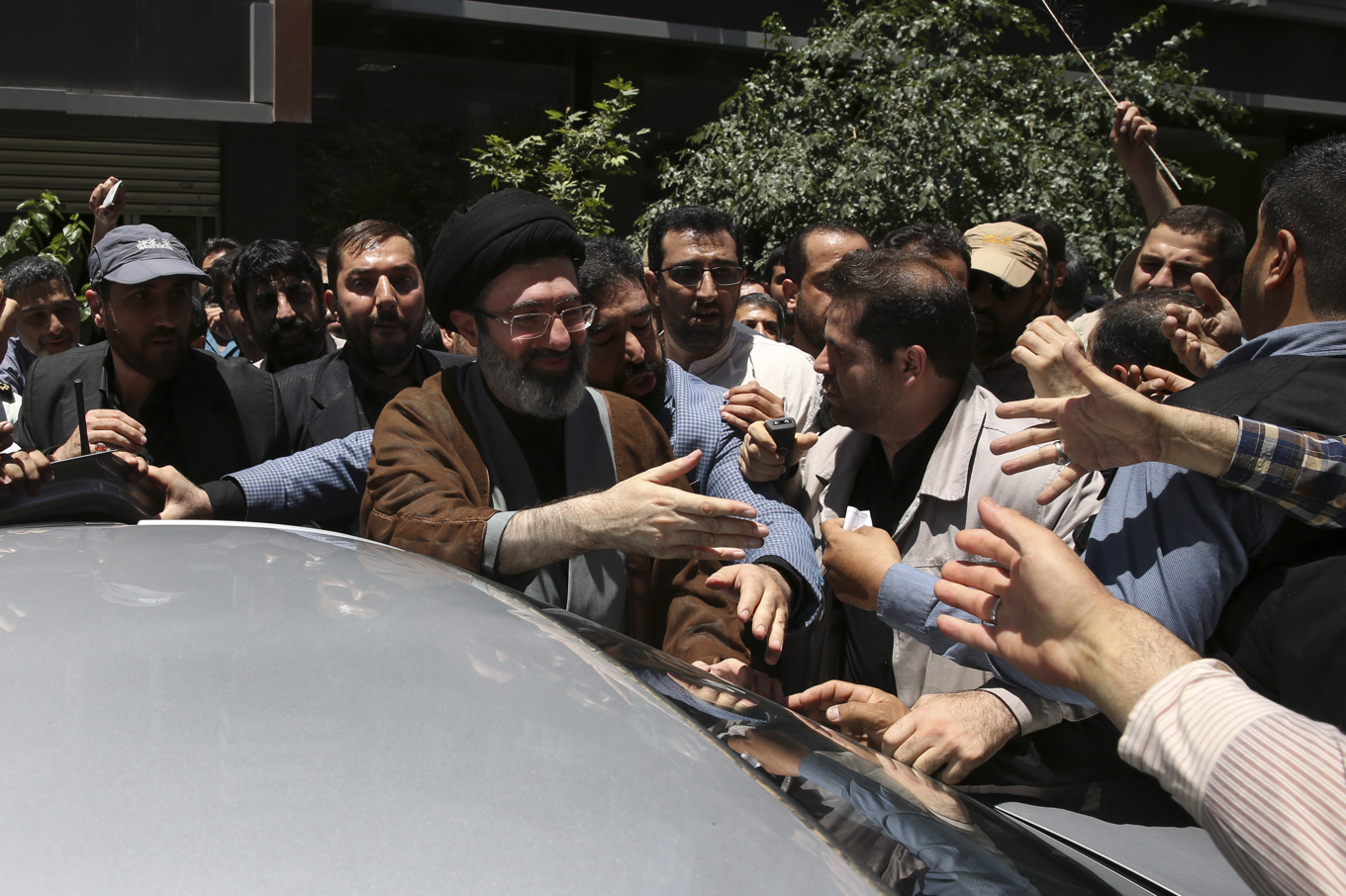 Khameneis son utsedd till ny ledare i Iran