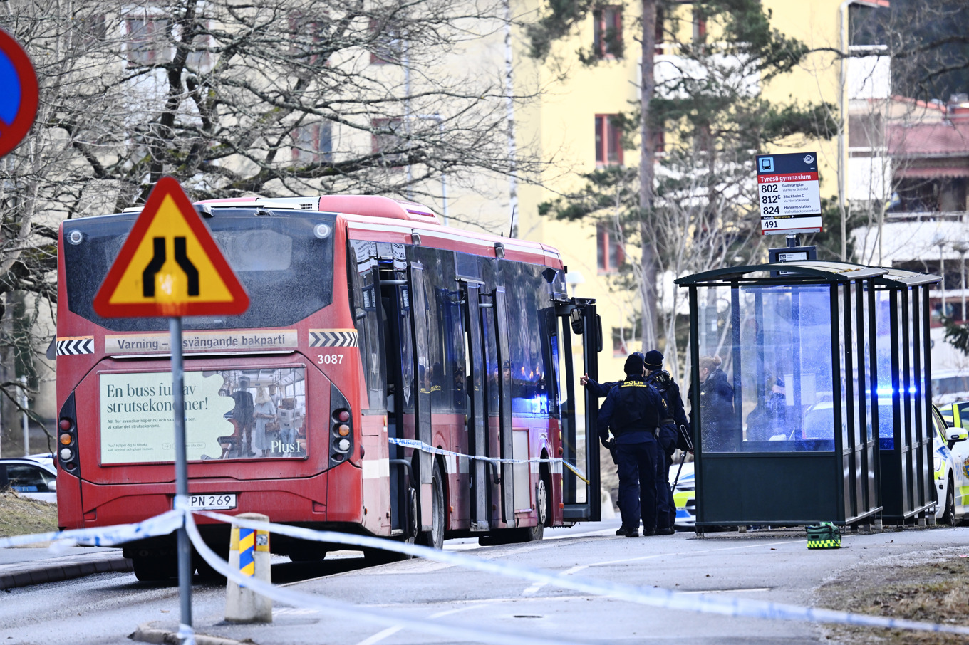 Skjutning på buss vid skola – allvarligt skadad