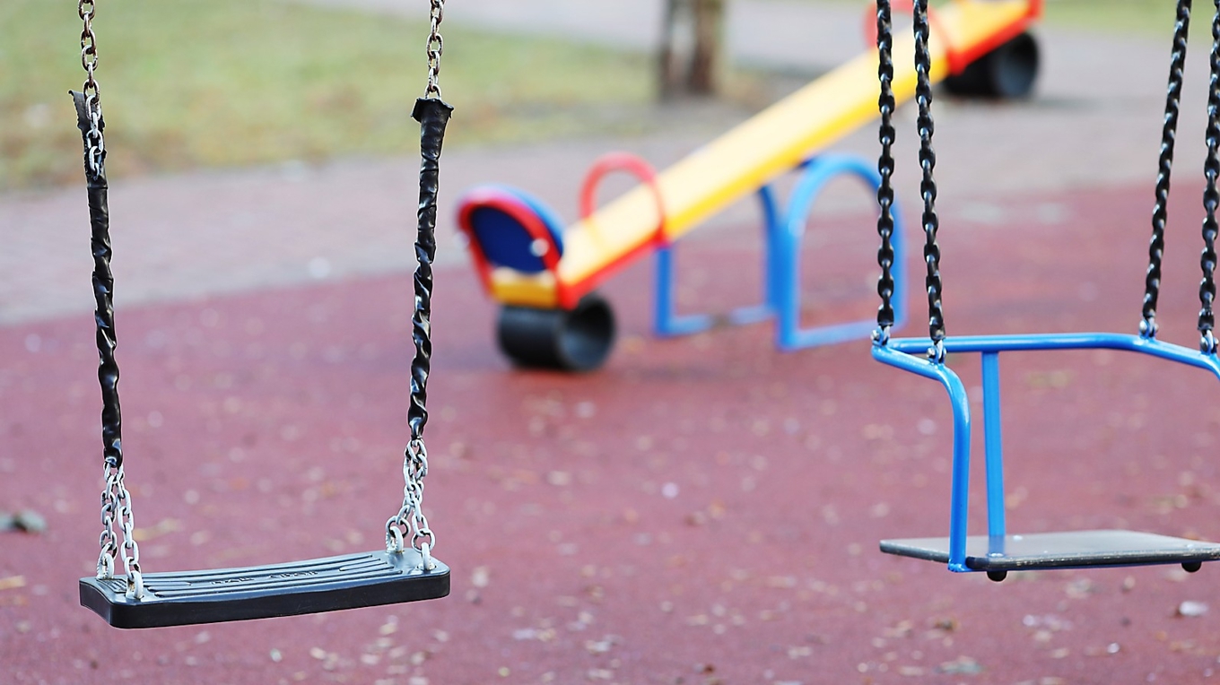 Tidiga skolkrav riskerar att tränga undan lek och välmående